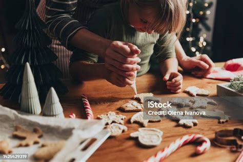크리스마스 새해 음식 준비 장식으로 장식하는 진저 브레드 쿠키 크리스마스에 대한 스톡 사진 및 기타 이미지 크리스마스 가족 공휴일 Istock