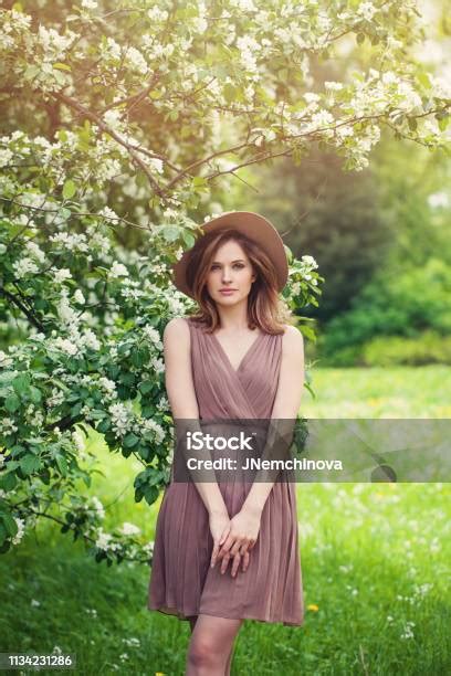 갈색 어깨 길이의 머리 헤어 스타일과 젊은 완벽 한 여자 꽃 배경에 여름 드레스와 페도라 모자에 아름 다운 모델 여자 4월에 대한 스톡 사진 및 기타 이미지 Istock