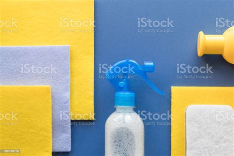 청소 서비스 배너 모형 파란색 배경에 플랫 평신도 집 청소 용품 상단 보기 클리너 스프레이 병 걸레 스폰지 세제 집 청소 및 하우스 키핑 개념 0명에 대한 스톡 사진 및