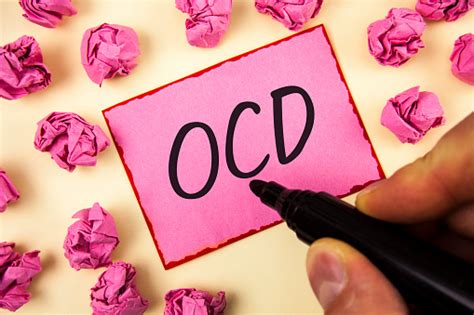 강 박 증을 보여주는 텍스트 기호 개념 사진 강 박 장애 심리적 질병 건강 상태 일반 배경 종이 볼 마커를 들고 스티커 메모 용지에 사람에 의해 작성 된 감정에 대한 스톡