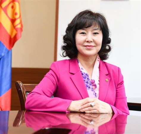 Гурав дахь яамныхаа сайдын суудалд суух ХНХ ын сайд Д Сарангэрэл гэж