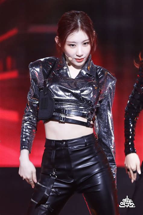 10 Times Itzys Chaeryeong Made Jaws Drop With Her Tiny Waist And Sexy