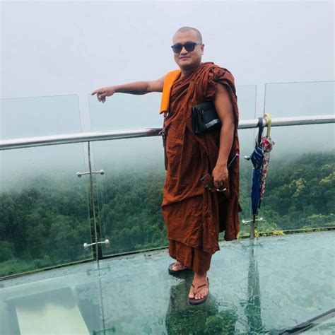 အရှင်ပညာသီရိ ပေတောရွာ ခေမာရာမကျောင်း ကြုံဖူးတာပေါ့ 😊 ပတ်ဝန်းကျင်က အထင်သေးတဲ့ အကြည့်တွေကို က