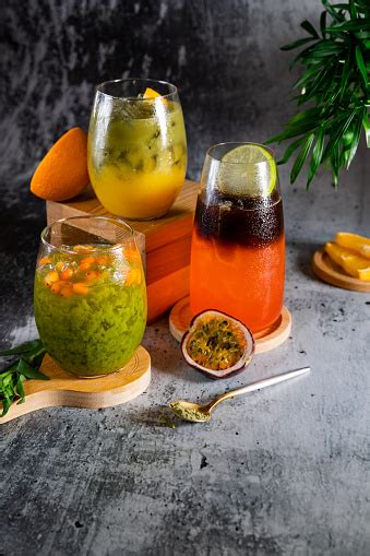 차가운 과일 커피 우유 칵테일 세 잔과 회색 배경에 얼음이 있다 여름 파티 또는 바 메뉴 개념입니다 열대 칵테일에 대한 스톡 사진 및 기타 이미지 Istock