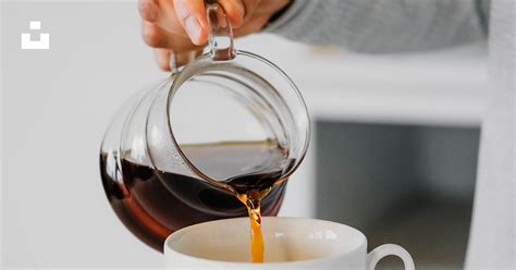 컵에 커피를 붓는 사람 사진 Unsplash의 무료 과테말라 이미지