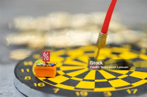 다트 다트 판이의 대상 센터에 화살표 타격에 판매 선반을 표시 합니다 사업 목표 달성 승리 개념 가능성에 대한 스톡 사진 및 기타 이미지 Istock