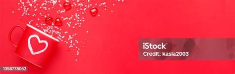 주홍색 또는 빨간색 배경에 하트 설탕 초콜릿 하트가 그려진 레드 컵 머그잔 플랫 평신기 조성물 발렌타인 데이 컨셉 상단 보기 복사 공간 공휴일에 대한 스톡 사진 및 기타