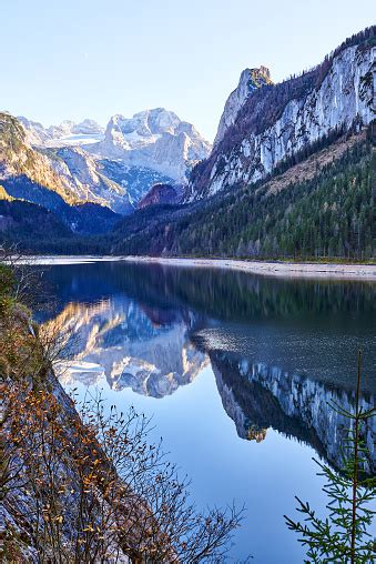 오스트리아 알프스의 물 속에서 다흐슈타인 산맥 숲 구름 반사가 있는 아름다운 고사우제 호수 풍경 잘츠카메르구트 지역 0명에 대한 스톡 사진 및 기타 이미지 Istock