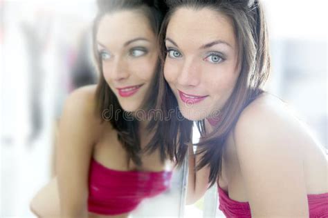 Mooie Sexy Jonge Vrouwen Stellende Spiegel Stock Foto Image Of
