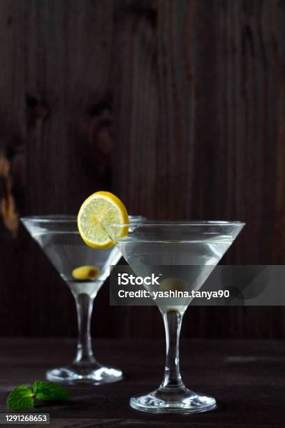 검은 색 배경에 칵테일과 올리브와 마티니 안경 두 개 나무 테이블에 라임과 녹색 민트칵테일 마가리타 복사 공간을 복사합니다 알코올 음료 수직 0명에 대한 스톡 사진 및 기타