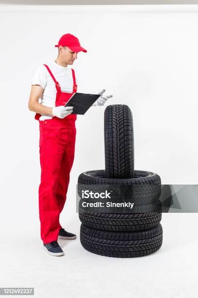 수리 차고에서 타이어 타이어를 들고 정비사 겨울과 여름 타이어의 교체 건강한 생활방식에 대한 스톡 사진 및 기타 이미지 건강한 생활방식 겨울 고무 Istock