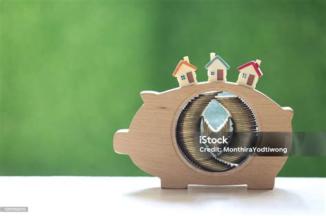 자연 녹색 배경에 돼지 저금통 나무와 모델 하우스에 동전 돈의 스택 비즈니스 투자 및 부동산 개념 0명에 대한 스톡 사진 및 기타 이미지 Istock