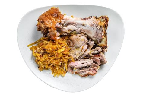 흰색 배경에 격리된 찐 양배추를 곁들인 돼지 다리 에이스바인 프리미엄 사진