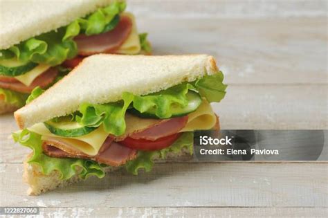흰 빵으로 만든 햄과 치즈를 곁들인 샌드위치 텍스트의 여유 공간입니다 0명에 대한 스톡 사진 및 기타 이미지 0명 건강한 생활방식 고기 Istock