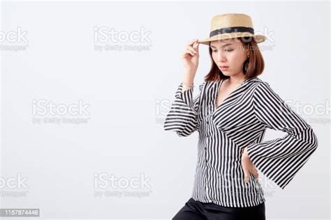 패션 스튜디오 초상화 의 아시아 젊은 여자 비즈니스 미소 와 모자 흰색 배경 가방에 대한 스톡 사진 및 기타 이미지 가방