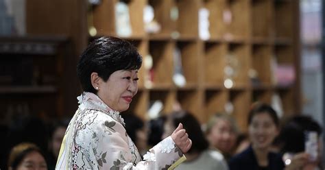 시니어 모델의 귀여운 포즈