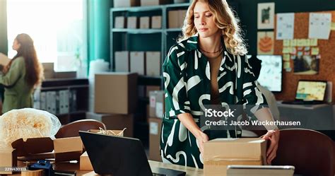 상자 노트북 및 물류 배달 또는 배송 일정을 위해 사무실에서 여성과 함께 전자 상거래 추적을 위해 창고 또는 창고에 있는 심각한 택배 담당자가 있는 컴퓨터 온라인 주문 및