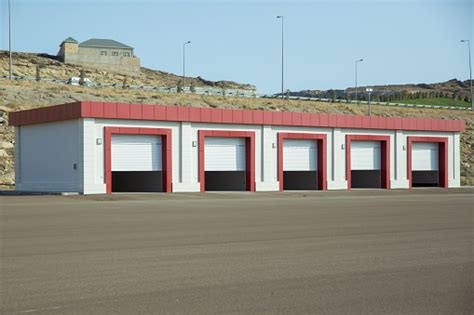 셔터 도어 또는 롤러 도어 및 콘크리트 바닥 외부 집에 흰색 자동 셔터 차고의 게이트 현대 건물 1 층에 자동 전기 롤업 게이트 또는 푸시 업 문 롤링 차고문에 대한 스톡