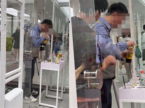 음료 보관대에 둔 커피 마구 섞어 마시는 남성누리꾼 충격 영상