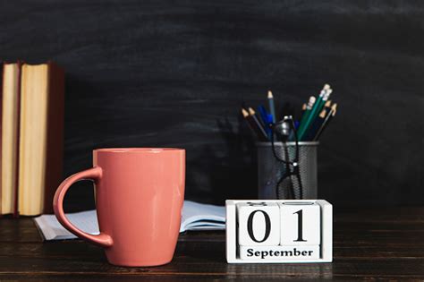 칠판 의 배경에 대한 책 달력 노트북 연필 안경과 커피 한 잔 교사의 날 을 위한 개념 공간을 복사합니다 0명에 대한 스톡 사진 및 기타 이미지 Istock