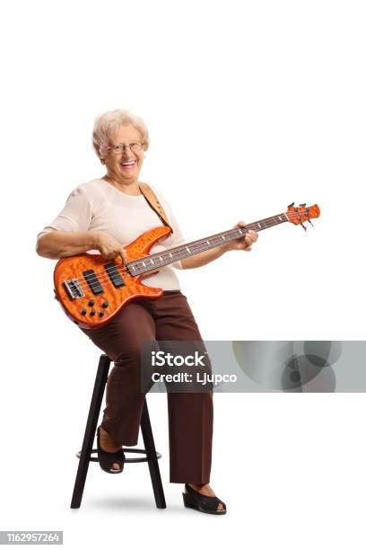 의자에 앉아 일렉트릭베이스 기타를 가진 노인 여성 기타리스트 기타 연주자에 대한 스톡 사진 및 기타 이미지 기타 연주자 기타 현악기 길이 Istock