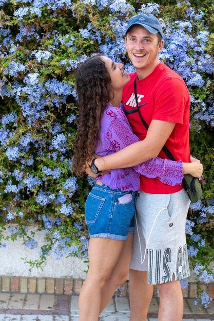 Pareja Joven En El Amor Foto Premium