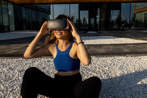 Jovencita Maravillosamente Hermosa Prueba Realidad Virtual Gafas De Video D Vr Auriculares Foto