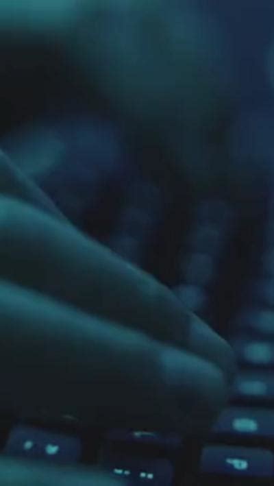 支持自定義的 Hacker Intro 視頻範本 FlexClip