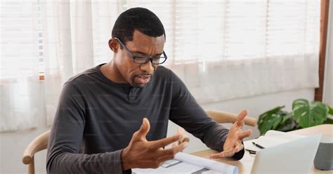 집에서 노트북으로 온라인 화상 통화 회의를 하는 아프리카계 미국인 남성 사진 Unsplash의 브라질 민족 이미지