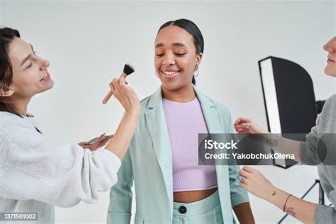 다인종 모델 찾기를 준비하면서 포토 세션 중에 작업하는 메이크업 아티스트 사진 촬영 이벤트에 대한 스톡 사진 및 기타 이미지 사진 촬영 이벤트 전문 직업 18 19세