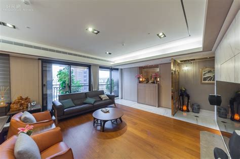 室內裝潢家具千萬價，打造輕奢華風 這個設計案例在建坪部分為97坪，室內實坪55坪，設計主要元素採輕奢華風，並且搭配義大利進口大面積磁磚與石材、木材、皮革交替運用，打造出華麗質感的空間，到底