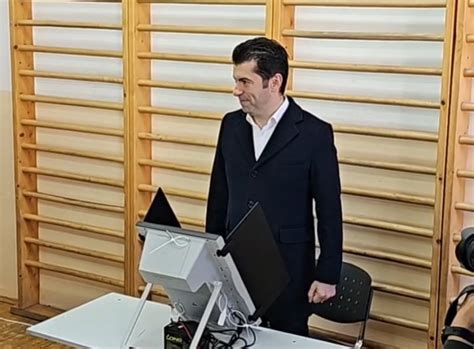 ПЪРВО В ПИК Tv Кирил Петков гласува позира с вдигнат палец на журналистите Май даде