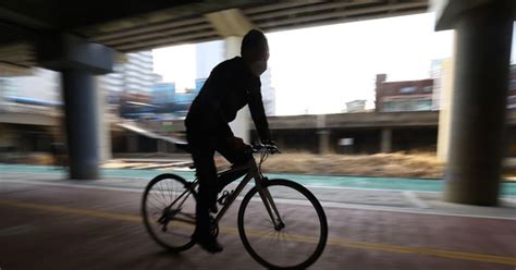 녹슨 부품 닦고 조이고 기름치고버려진 자전거 새 삶을 향해 질주 밀착취재