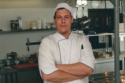 레스토랑의 부엌에 서있는 유니폼을 입은 잘 생긴 남성 요리사의 초상화 35 39세에 대한 스톡 사진 및 기타 이미지 35 39세 남성 남자 Istock