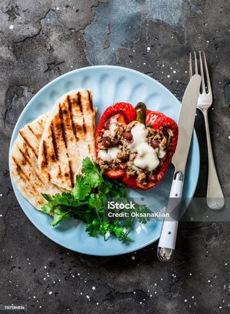 건강한 점심 전채 어두운 배경에 구운 칠리 콩 쇠고기 달콤한 후추 야채와 구운 토르티야 최고 전망 건강한 생활방식에 대한 스톡 사진 및 기타 이미지 Istock