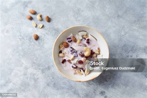 요구르트 견과류 크랜베리 코코아넛을 곁들인 그래놀라 그릇 맛있고 건강한 식사를 위한 컨셉 돌 배경입니다 맨 위 보기 공간을 복사합니다 0명에 대한 스톡 사진 및 기타 이미지