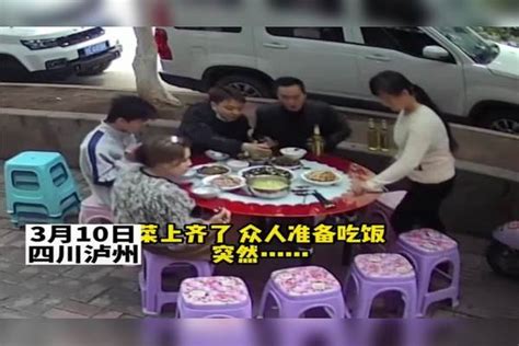 众人准备坐下吃饭时，桌子突然坏了 同桌4人瞬间石化。