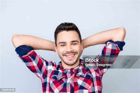 휴식 시간입니다 전송 해 미소 편안한 그의 손을 머리 뒤에 그 꿈이 고 순수 배경에 고립 젊은 프리랜서의 자른 사진 닫기 갈색 머리에 대한 스톡 사진 및 기타 이미지