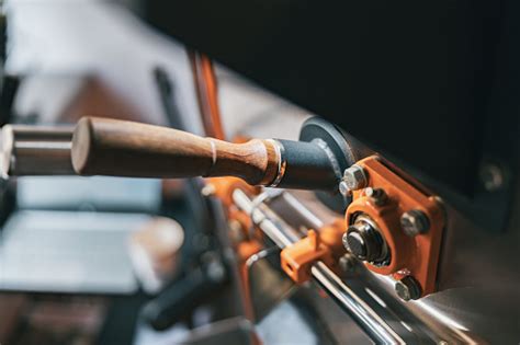 작은 커피 제조에서 커피 원두가있는 커피 로스팅 머신의 클로즈업 0명에 대한 스톡 사진 및 기타 이미지 0명 Robusta