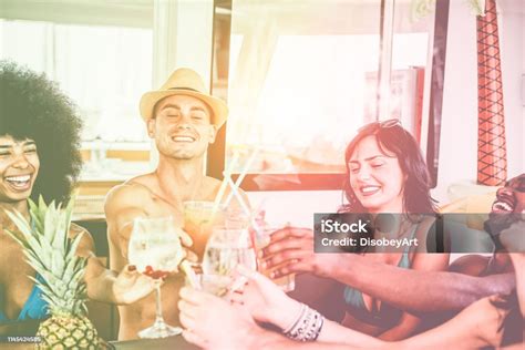 테라스에서 열 대 칵테일을 응원 하는 행복 한 친구 들 보트 파티젊은 사람들 여름 휴가에 재미휴일 개념중심에 초점 사람 얼굴방사형 보라색과 녹색 필터 편집 건강한 생활방식에