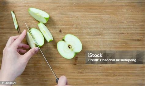 나무 찹 보드에 녹색 사과를 자르는 칼을 들고있는 근접 촬영 손 상단 보기 사과에 대한 스톡 사진 및 기타 이미지 사과 썰기 부엌 칼 Istock