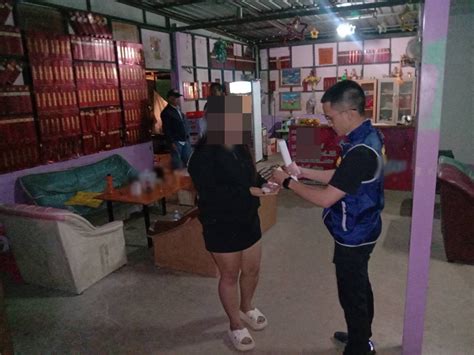 ในประเทศ ตำรวจ ปคม บุกทลายร้านโอเกะ 2 แห่งกลางประโคนชัยแฝงค้ากามเป็น