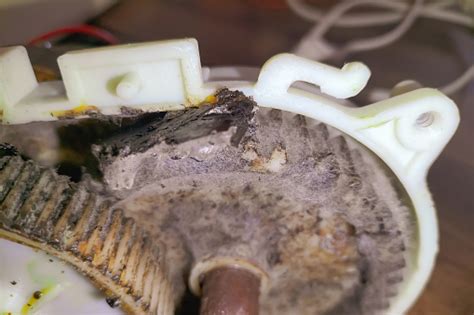 윤활유의 노화 부하 증가 및 모터 가열의 결과로 인해 고장난 전기 고기 분쇄기의 플라스틱 기어로 구성된 분해 된 메커니즘 0명에 대한 스톡 사진 및 기타 이미지 Istock