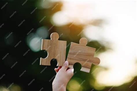 직소 퍼즐 조각 통신 팀워크는 손 팀워크 개념에 힘 팀워크와 화합을 결합 프리미엄 사진