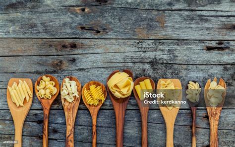 이탈리아 식품 개념 및 메뉴 디자인입니다 평면 배치와 초라한 나무 배경에 나무 숟가락 설치에 파스타 Farfalle 파스타 A