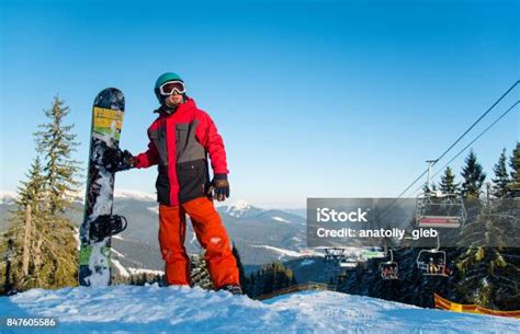 겨울에 승차 후 산의 정상 그의 스노우 보드와 서 스노의 전체 길이 총 스키 리조트 저녁 Copyspace 스키 리프트 사람들 라이프 스타일 휴일 휴가 관광 겨울에 대한