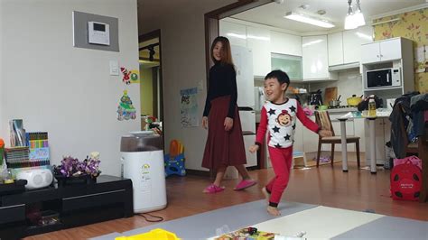 엄마 엉덩이에 박치기 Youtube