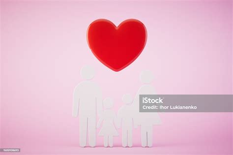 가족 건강 보험 가족의 실루엣과 파스텔 배경에 있는 그 위의 심장 3d 렌더링 0명에 대한 스톡 사진 및 기타 이미지 0명 가족 개념 Istock