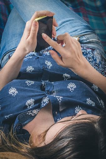 아늑한 배경와 집에서 거실에 있는 소파에 누워 스마트 휴대 전화를 사용 하 여 편안한 여자의 클로즈업 거실에 대한 스톡 사진 및 기타 이미지 Istock