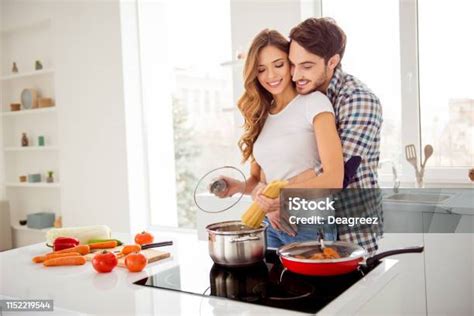 가까이 사진 쌍 사랑에 아름 다운 그는 그의 사나이 남자 산만 그녀 그녀의 여자 그냥 결혼 신혼 여행에 삶은 수프 요리 레시피 본딩 아파트 평면 밝은 주방 룸 실내 요리하기